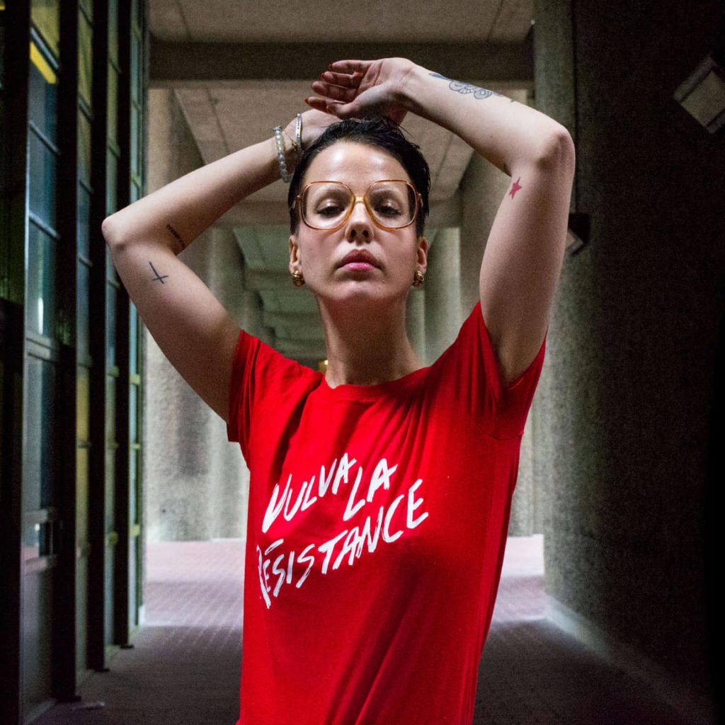 TURN YOUR CREW NECK T-SHIRT INTO A V NECK T-SHIRT - ALLRIOT